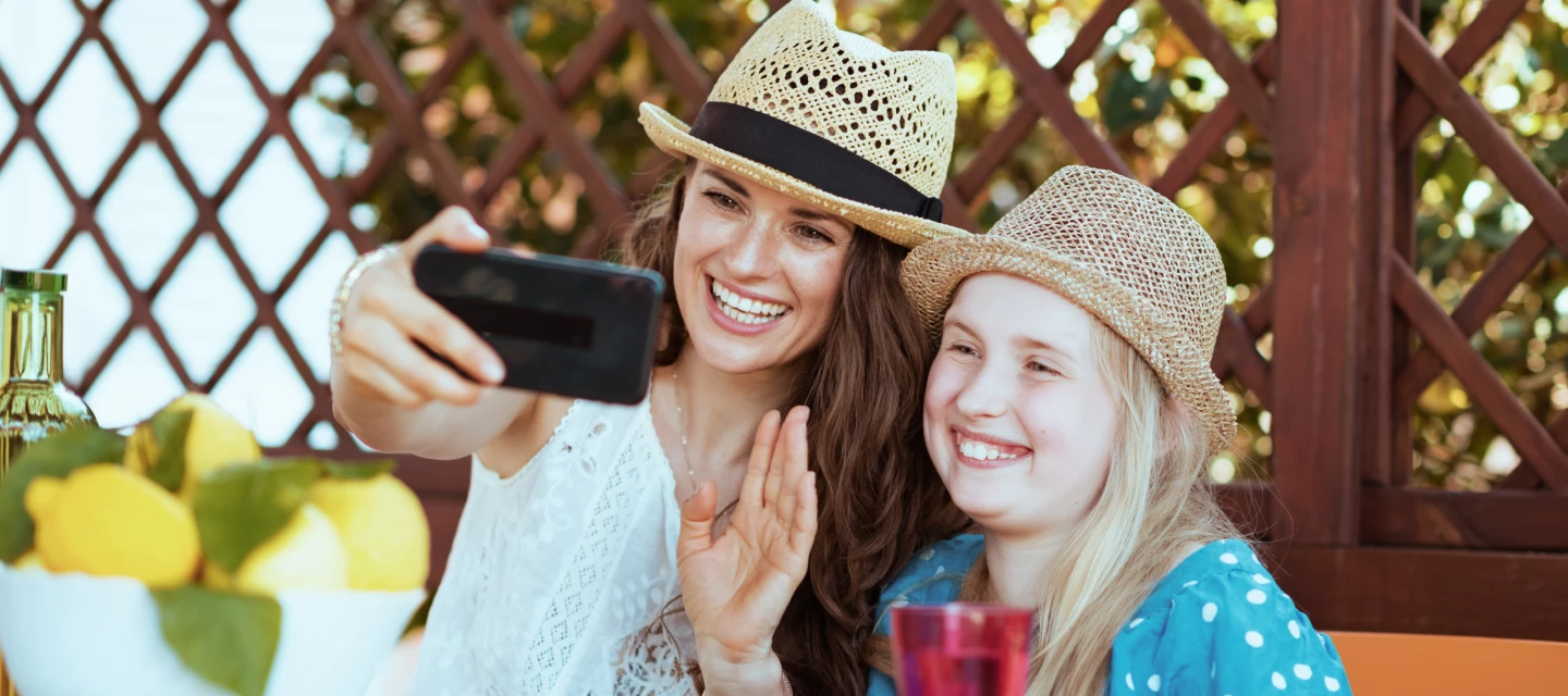 10 apps to help you find the perfect holiday. | iD Mobile Community